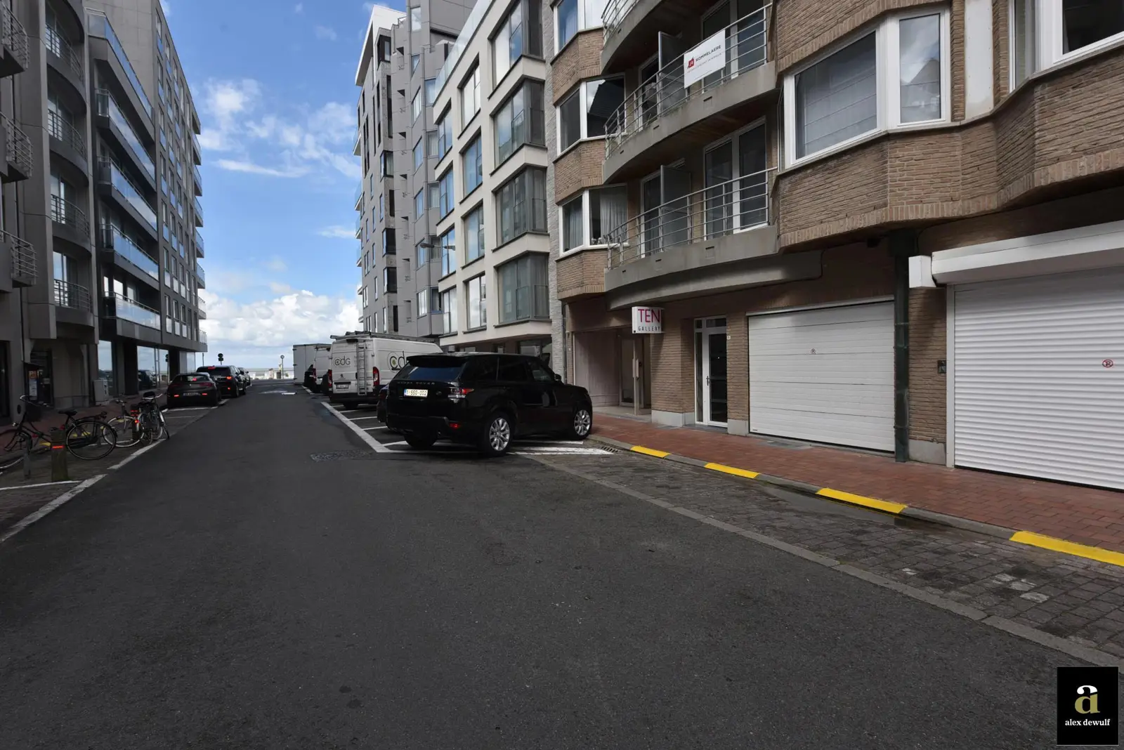 Très beau bien commercial avec de hauts murs, situé au coeur du Zoute ...